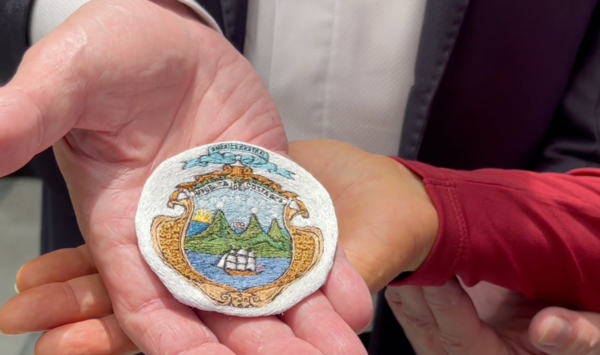 100 horas en bordado de escudo de la banda presidencial - Digital506