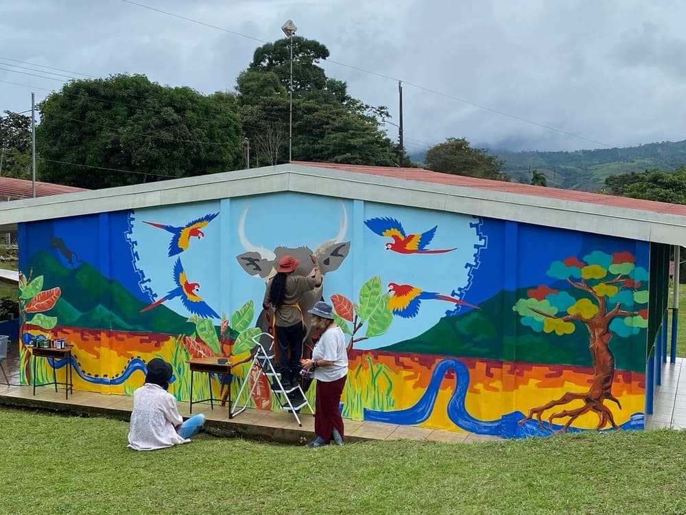 Estudiantes de la UCR pintan murales públicos para transformar ...